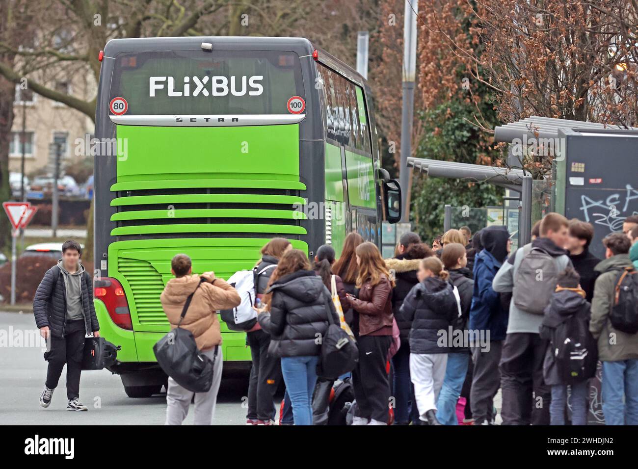Fernbus als Alternative zur Bahn Ein grüner Bus des Unternehmens ...
