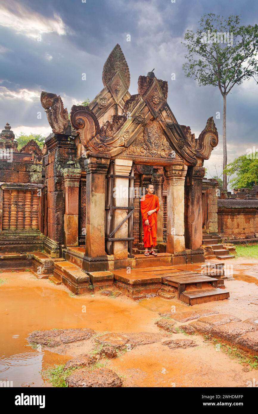 Ochre robes hi-res stock photography and images - Alamy