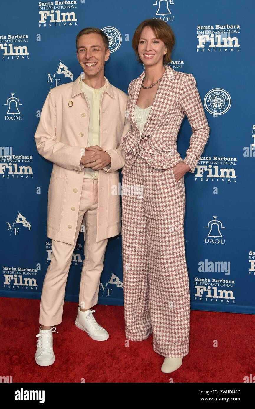 Steve Pinder, left, and Julia Aks attends the outstanding performer of ...