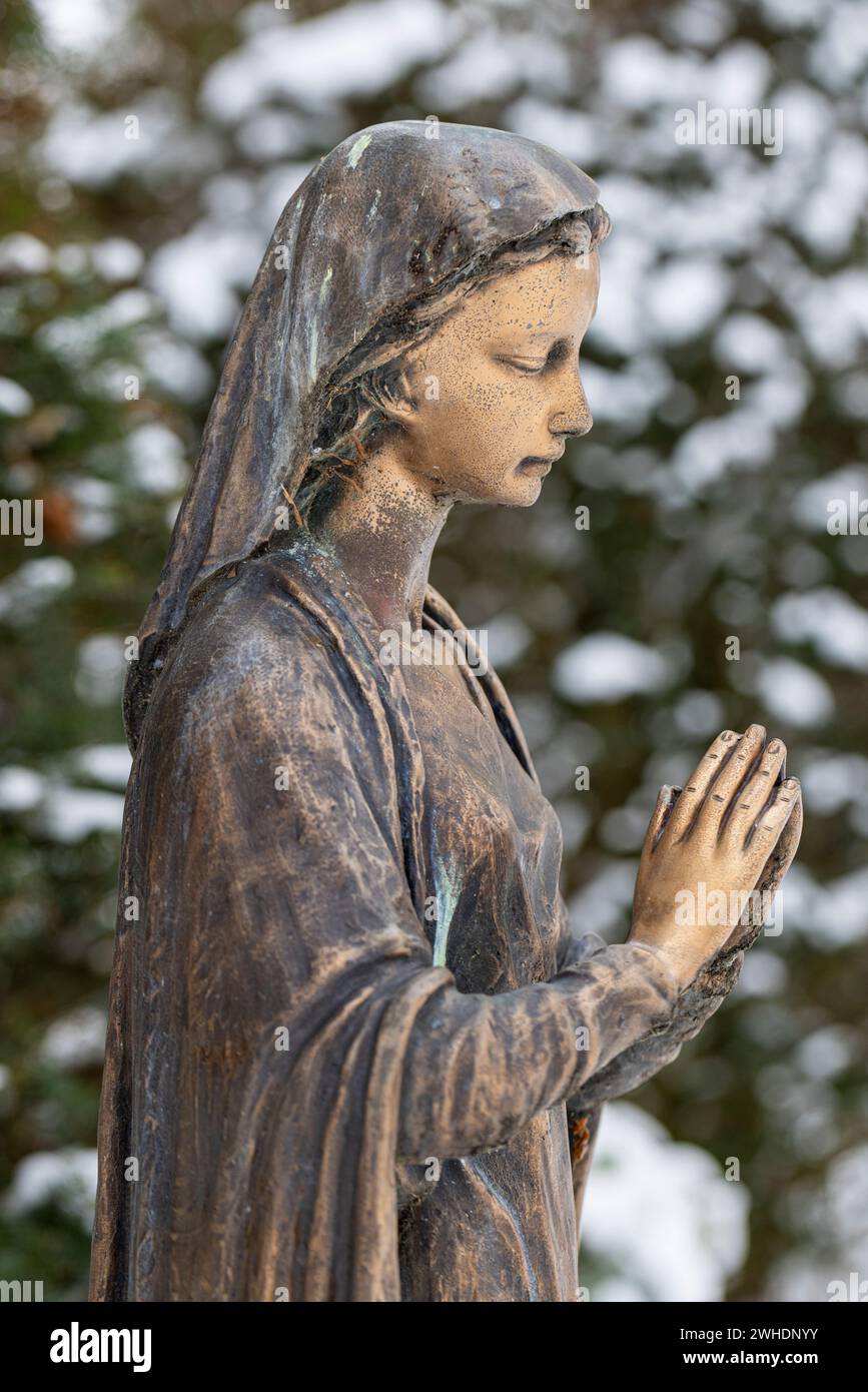 Female figure praying, wintry, Aldenburg cemetery, Wilhelmshaven, Lower ...