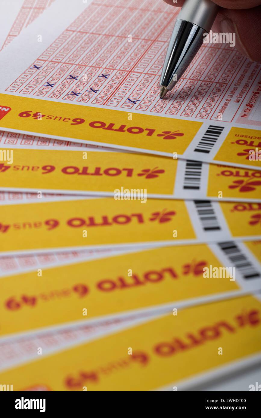 Man fills out lottery ticket hi-res stock photography and images - Alamy