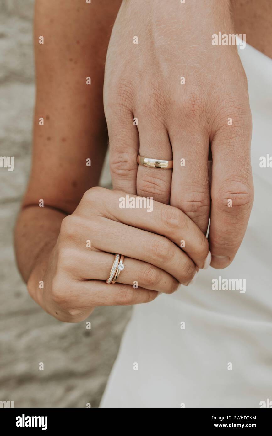 Hands holding rings hi-res stock photography and images - Alamy