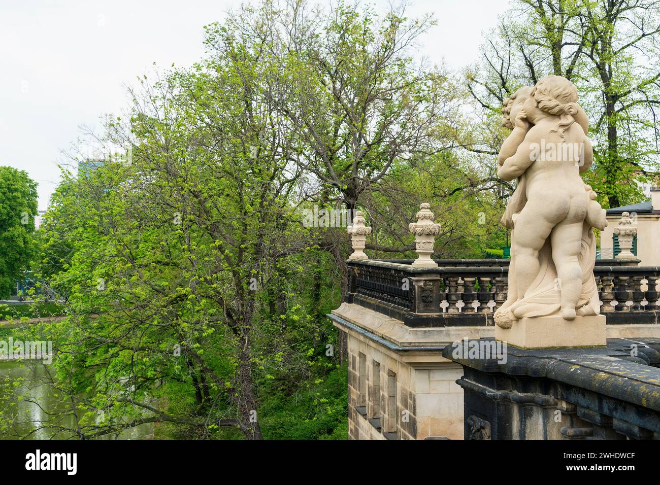 Embracing putti hi-res stock photography and images - Alamy