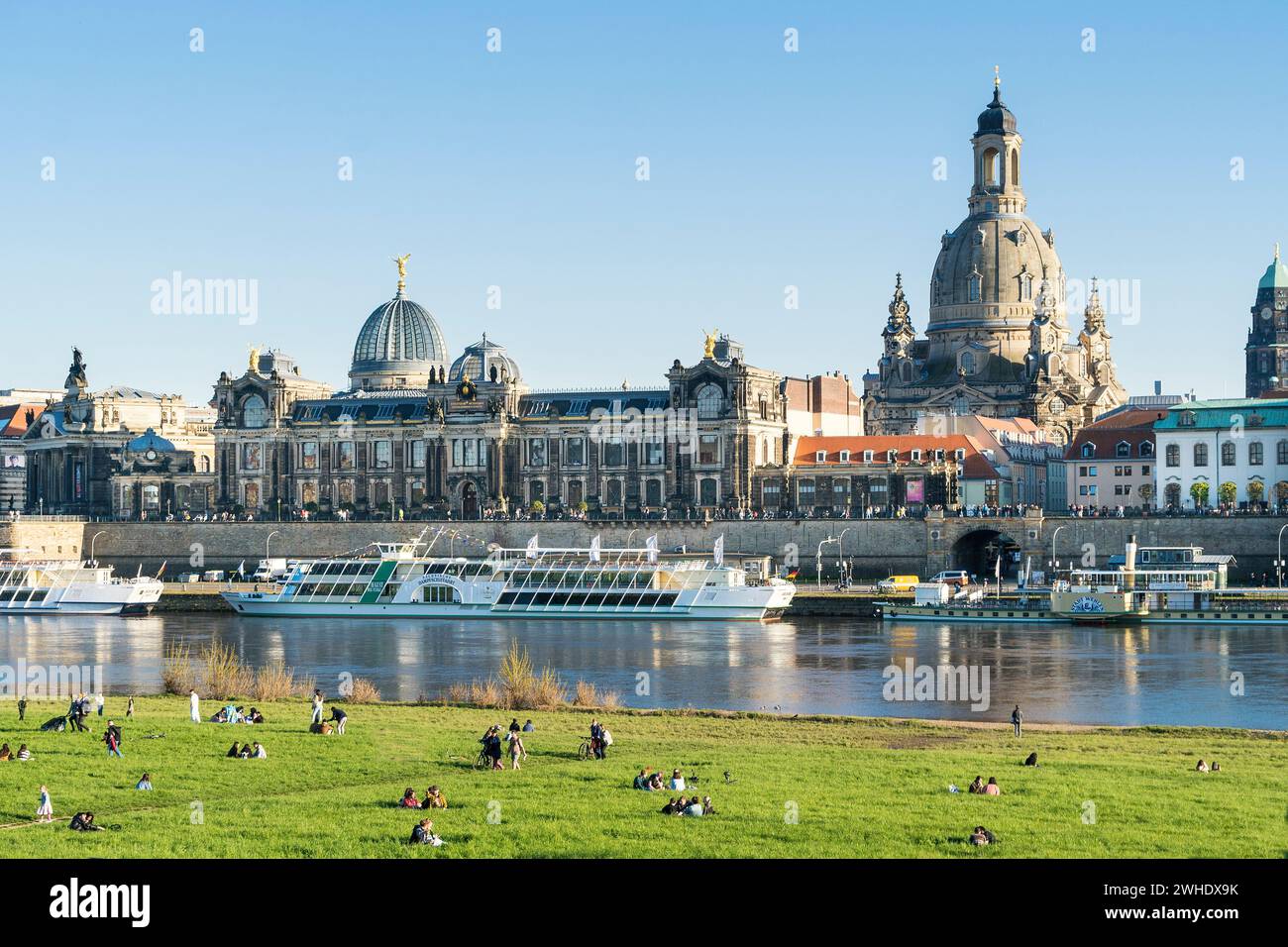 Dresden, Elbe riverbank, view of the old town, Frauenkirche, evening ...