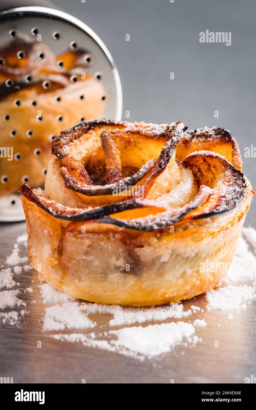 Cakes rose flower hi-res stock photography and images - Alamy