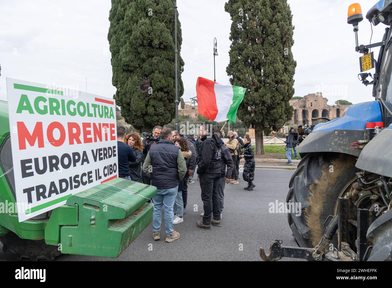 Rome, Italy. 09th Feb, 2024. The four tractors of "Riscatto Agricolo ...