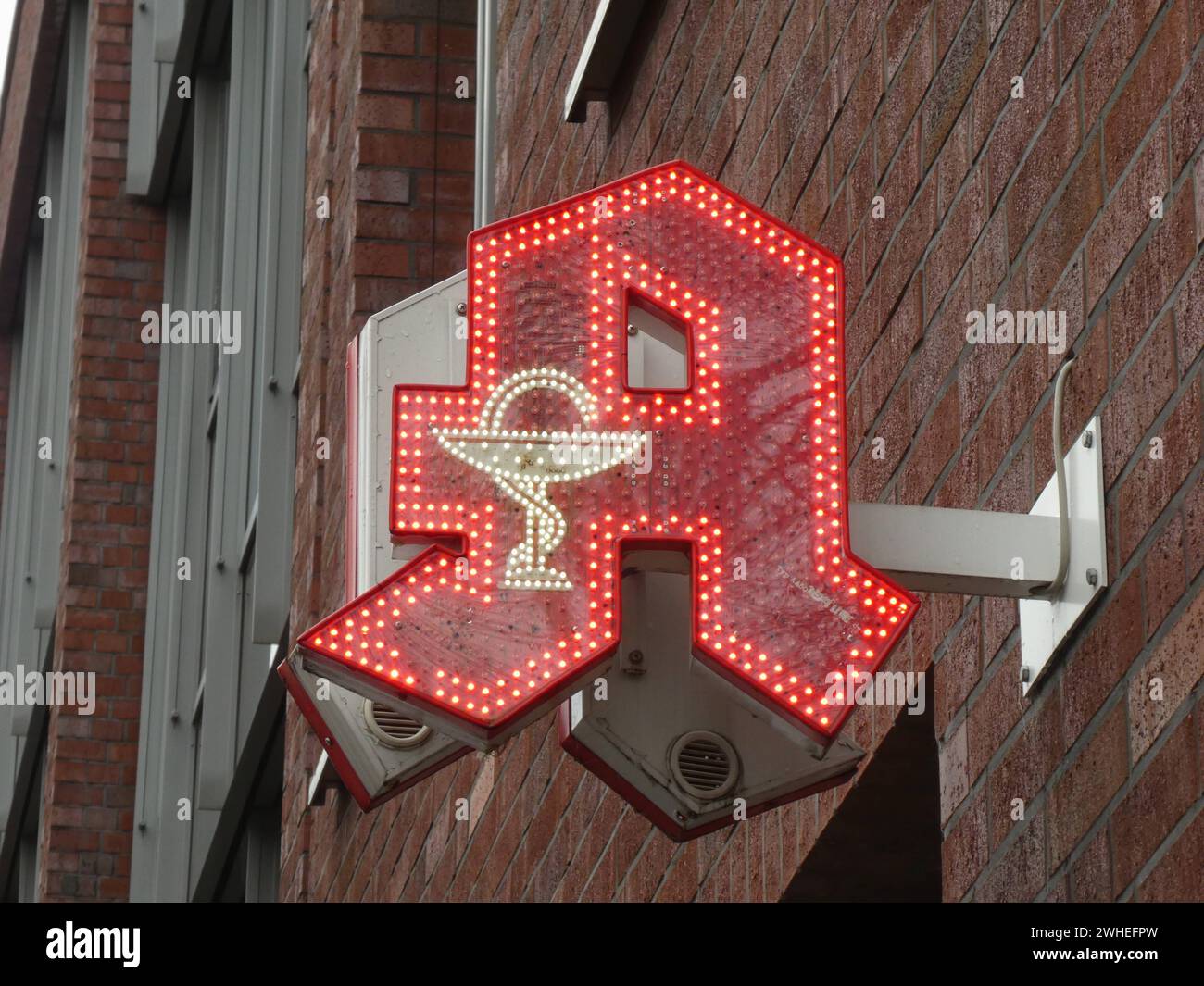 Zeichen für Apotheke, Das rote Apotheken-A ist das Erkennungszeichen ...