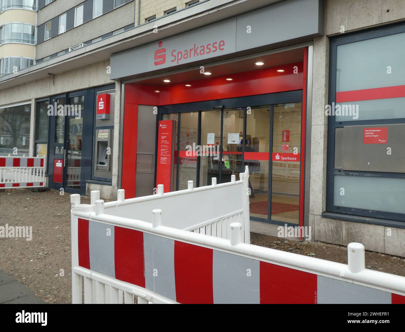 Logo Schiftzug der Sparkasse an einer Filiale mit Baustelle ...