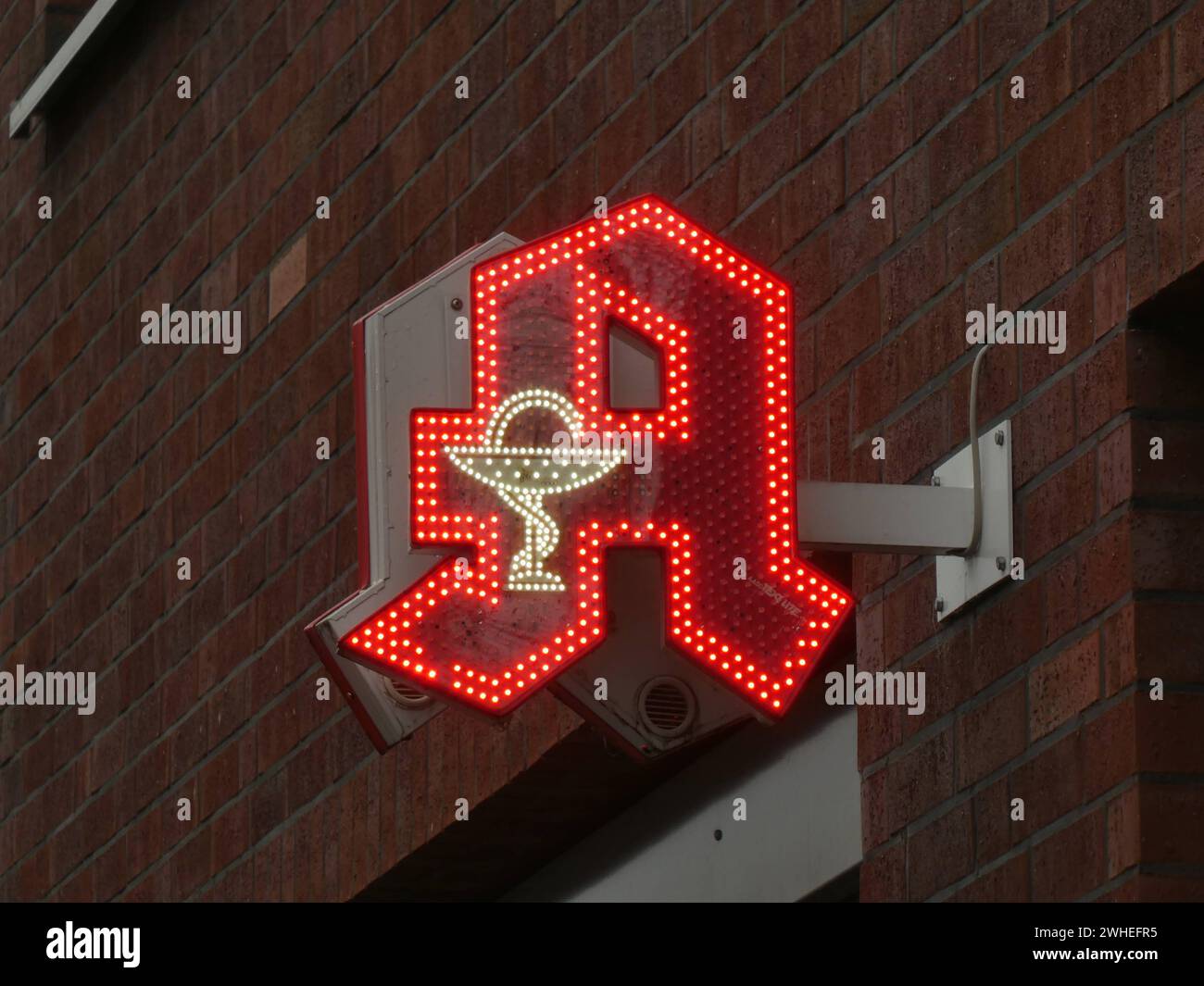 Zeichen für Apotheke, Das rote Apotheken-A ist das Erkennungszeichen ...