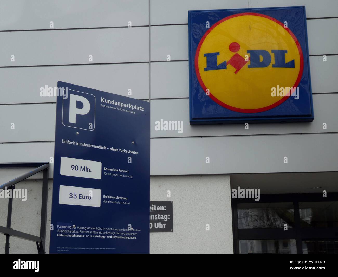 Das Schild auf dem Parkplatz des Discounters Lidl weist auf die ...