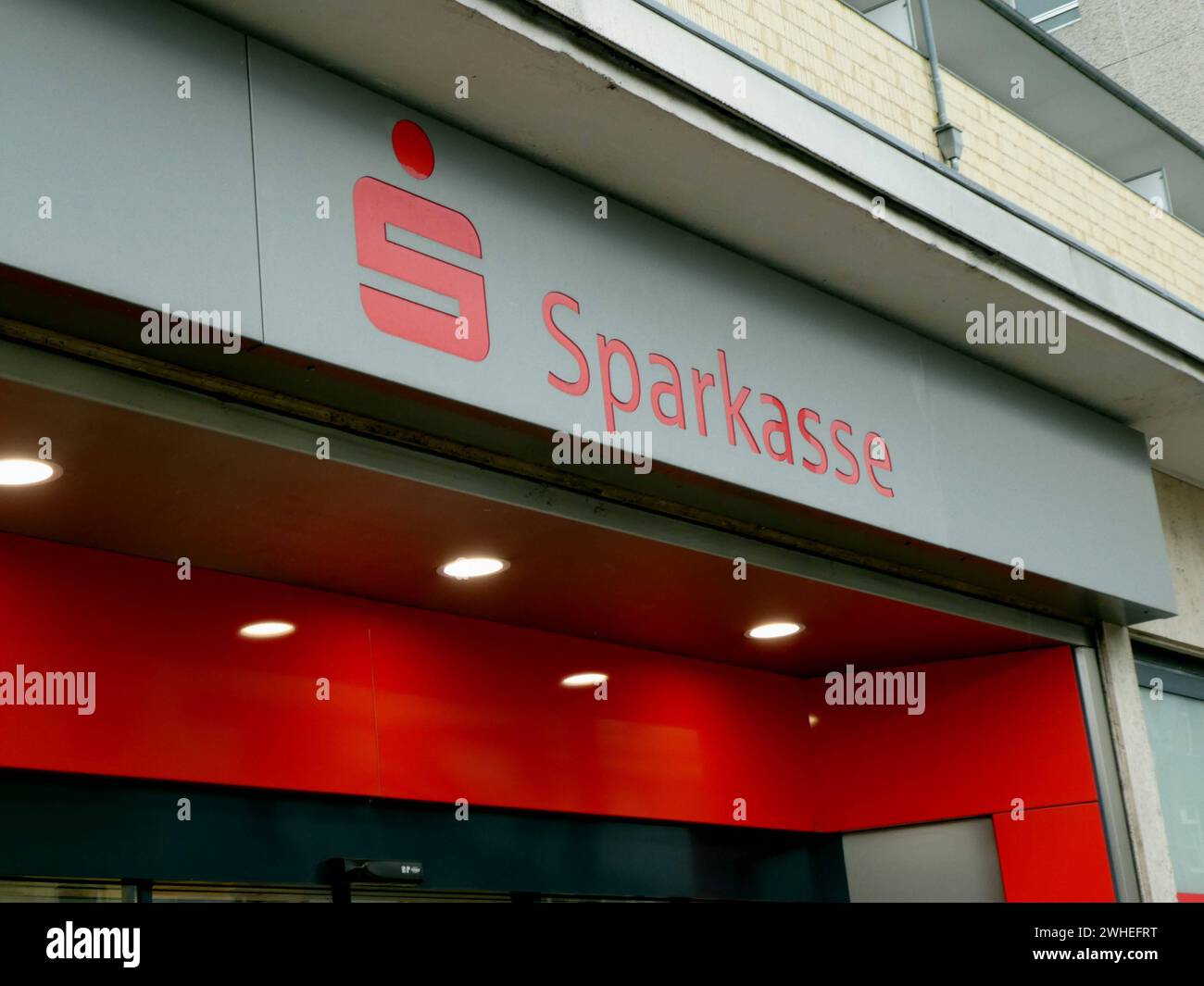 Logo Schiftzug der Sparkasse an einer Filiale mit Baustelle ...