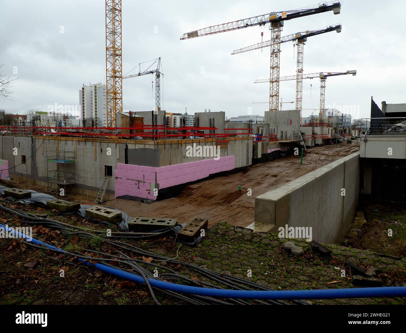 Baustelle mit Kran, Hier entsteht ein neues Wohngebiet *** Construction site with crane, a new ...