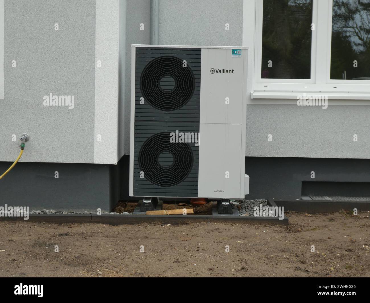 Eine Waermepumpe der Firma Vaillant steht vor einer Wohnhaus Baustelle ...