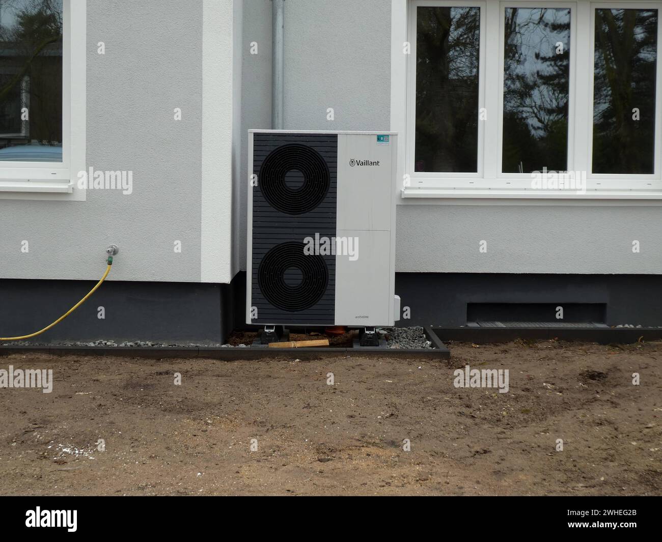 Eine Waermepumpe der Firma Vaillant steht vor einer Wohnhaus Baustelle ...