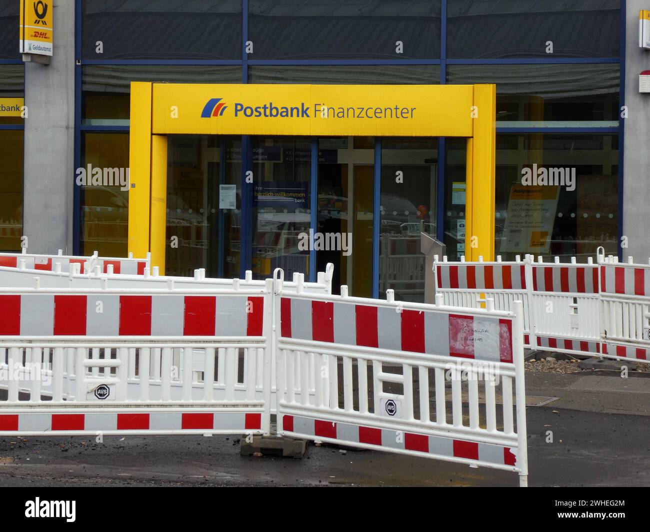 Logo, Schriftzug der Postbank Finanzcenter an einer Filiale mit ...