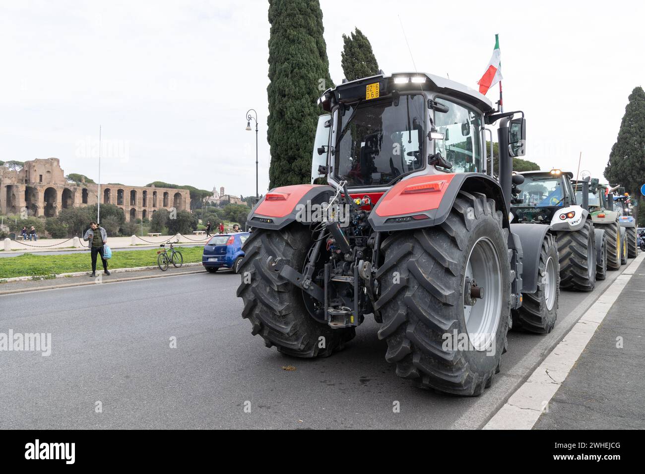Rome, Italy. 09th Feb, 2024. The four tractors of "Riscatto Agricolo ...