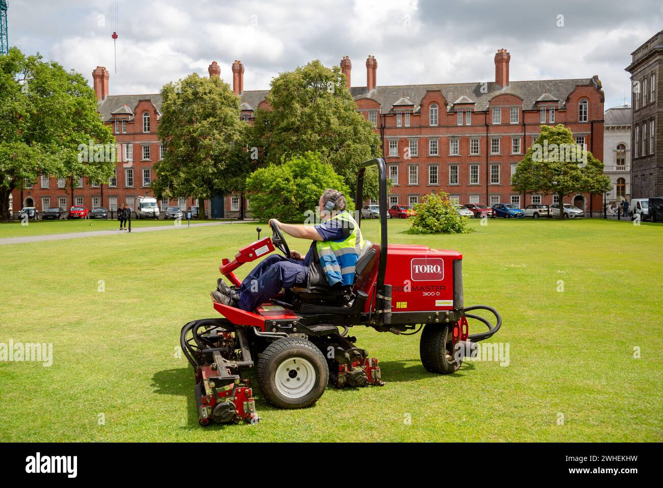 Lawn tractor hi-res stock photography and images - Alamy