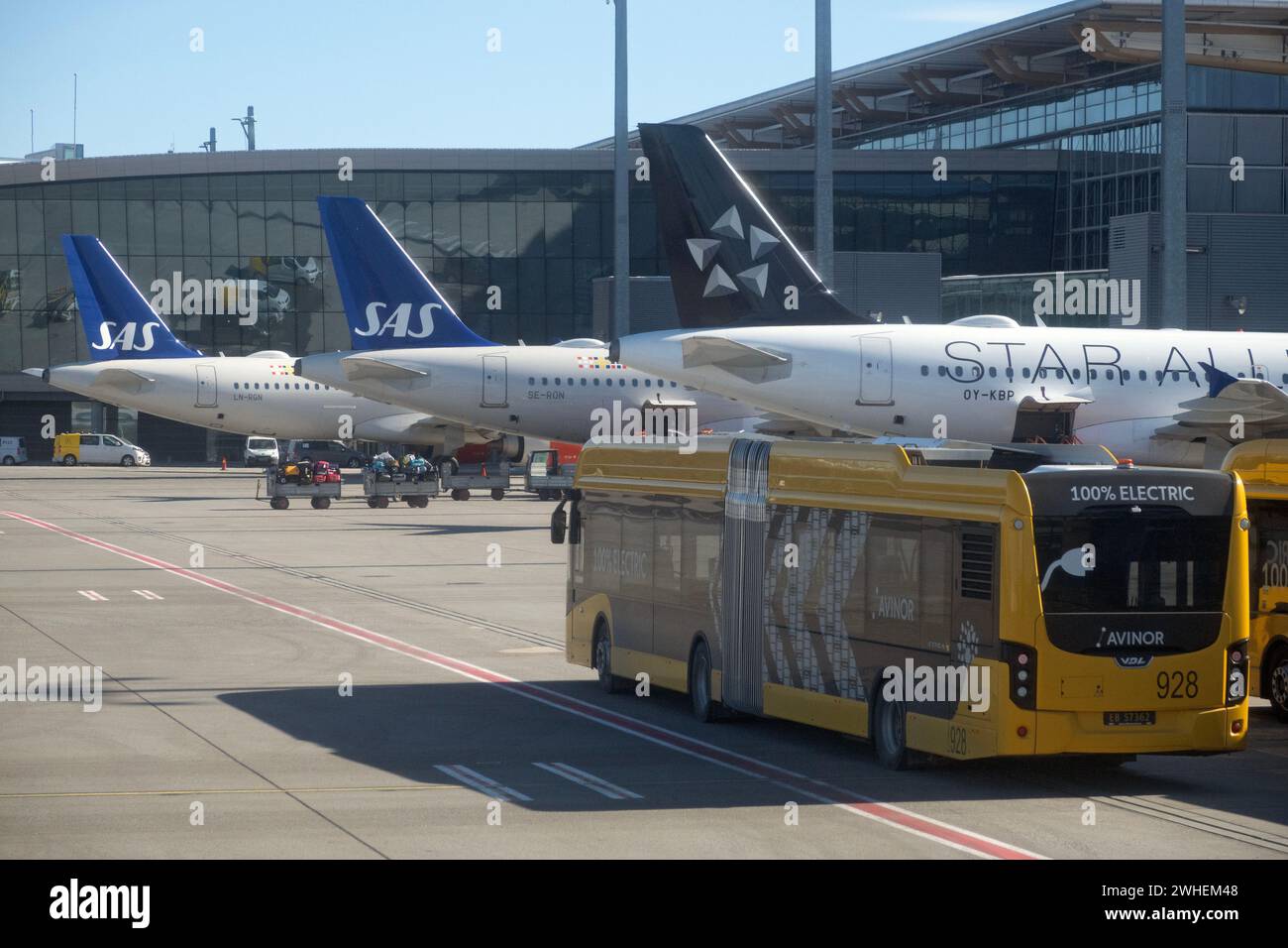 "31.03.2023, Norway, , Oslo - SAS aircraft and electric bus in front of ...