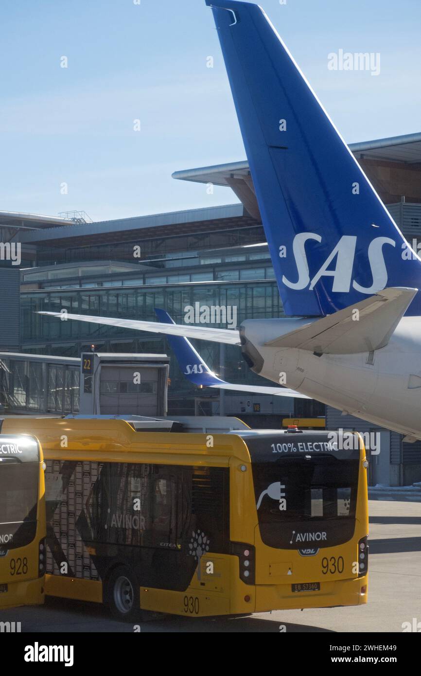 "31.03.2023, Norway, , Oslo - SAS aircraft and electric bus in front of ...
