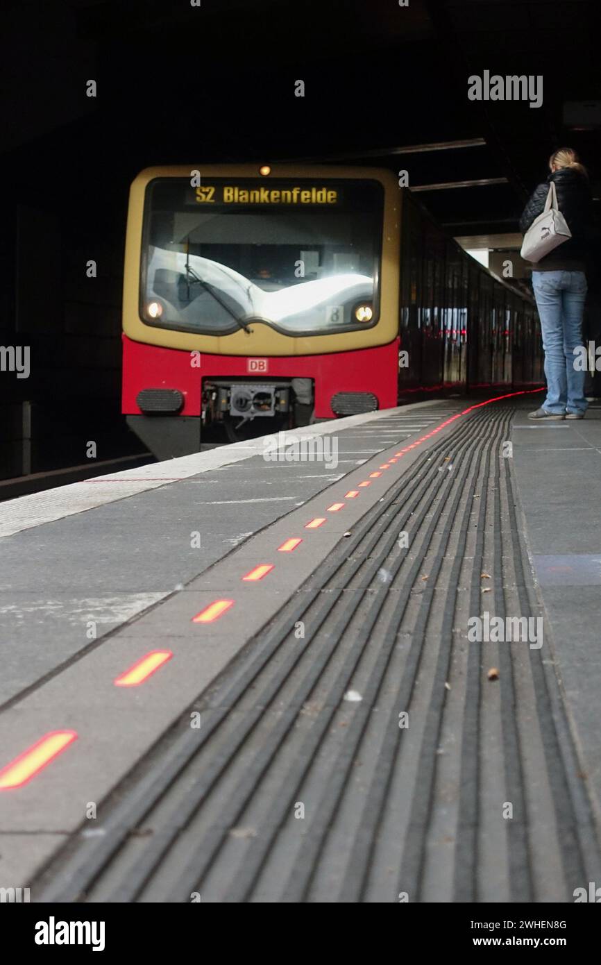 "09.11.2023, Germany, Berlin, Berlin - Red glowing platform edge at ...