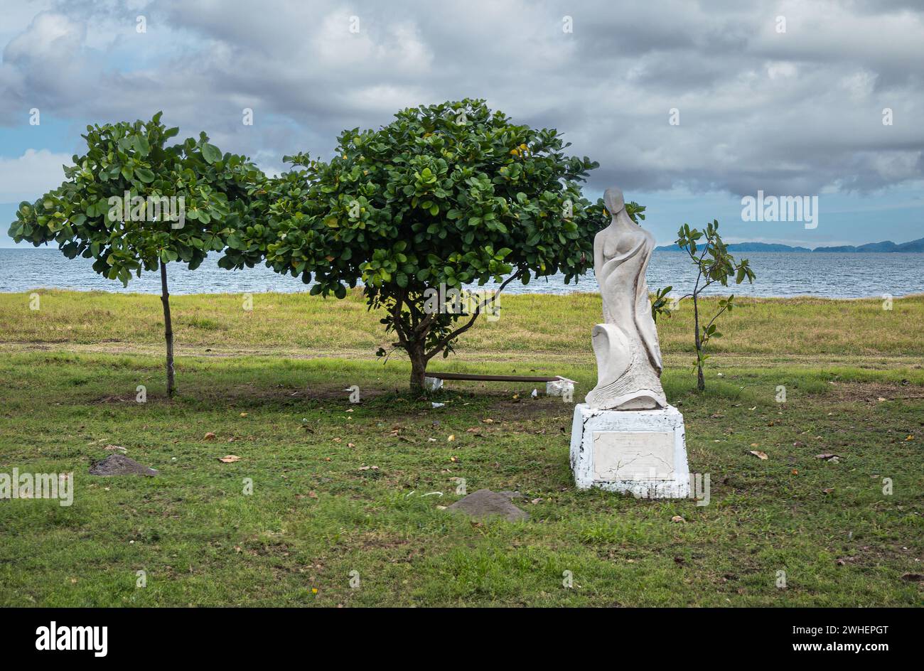 Female statue and trees hi-res stock photography and images - Alamy