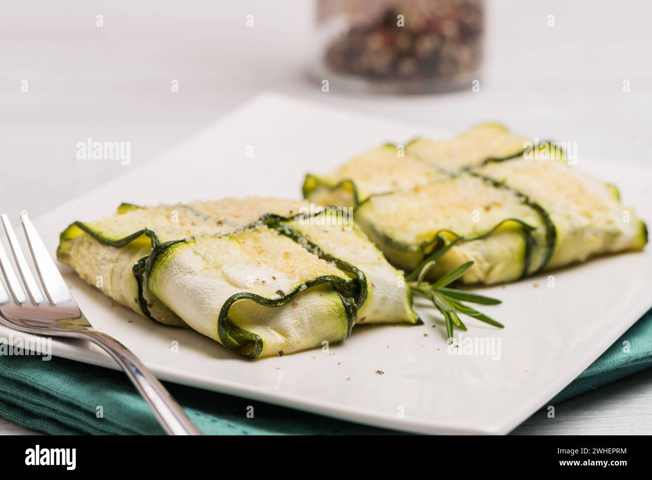 Interlaced courgettes or zucchini slices Stock Photo - Alamy