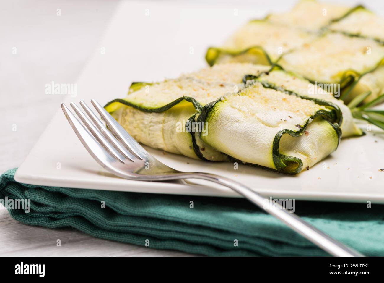 Interlaced courgettes or zucchini slices Stock Photo - Alamy