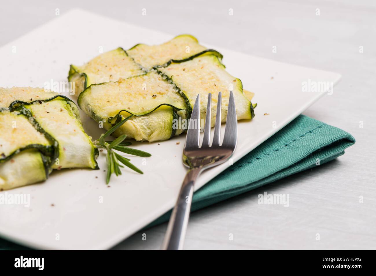 Interlaced courgettes or zucchini slices Stock Photo - Alamy