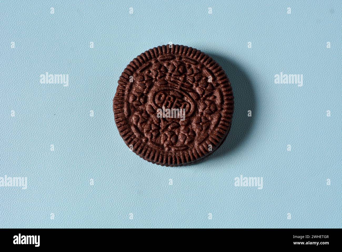 2 Mei 2023, Oreo, marshmallow, permen dengan latar belakang biru ...