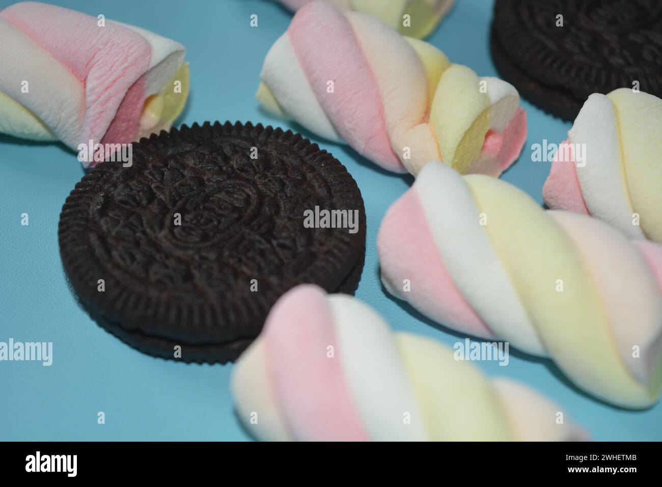 2 Mei 2023, Oreo, marshmallow, permen dengan latar belakang biru ...