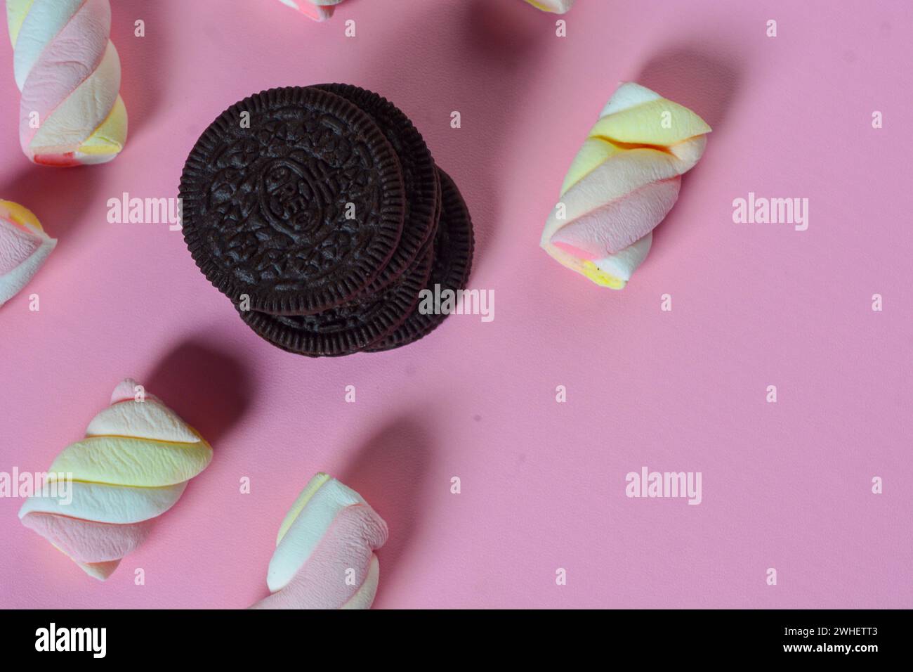 2 Mei 2023, Makanan manis cokelat, kue cokelat, oreo, dan marshmallow ...