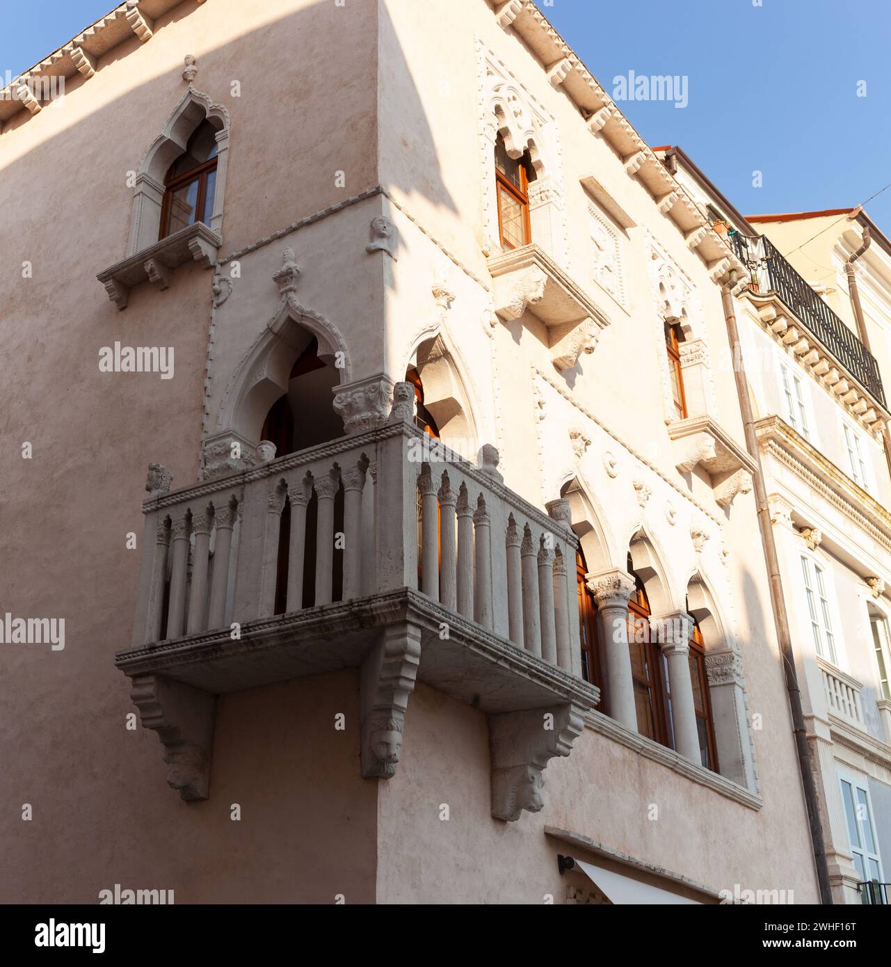 Lancet arch structure hi-res stock photography and images - Alamy
