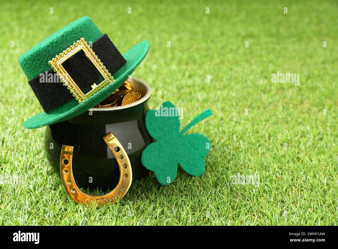 St. Patrick's day. Pot of gold with leprechaun hat, horseshoe and ...