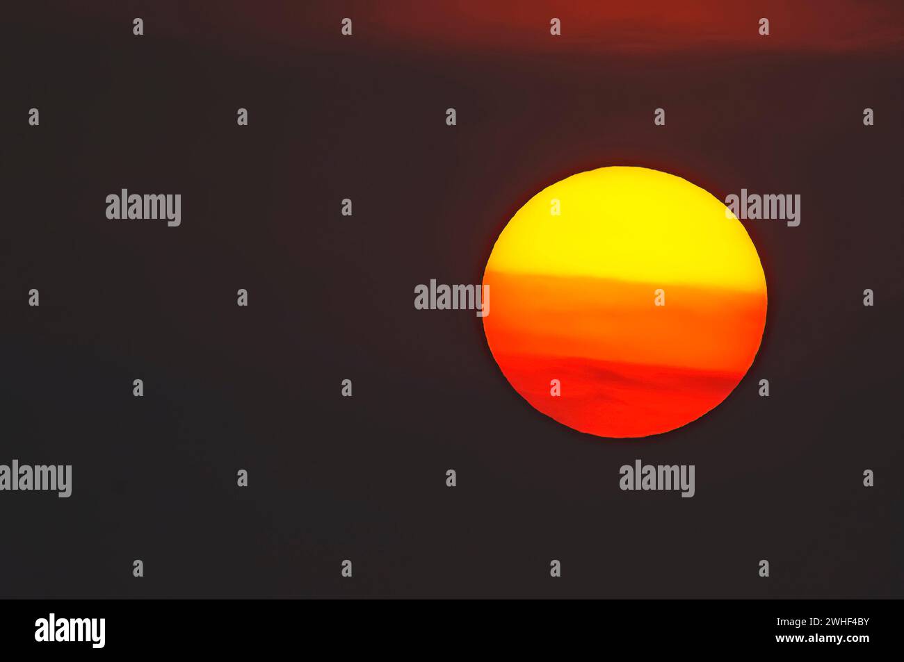 Red circle sun hi-res stock photography and images - Alamy