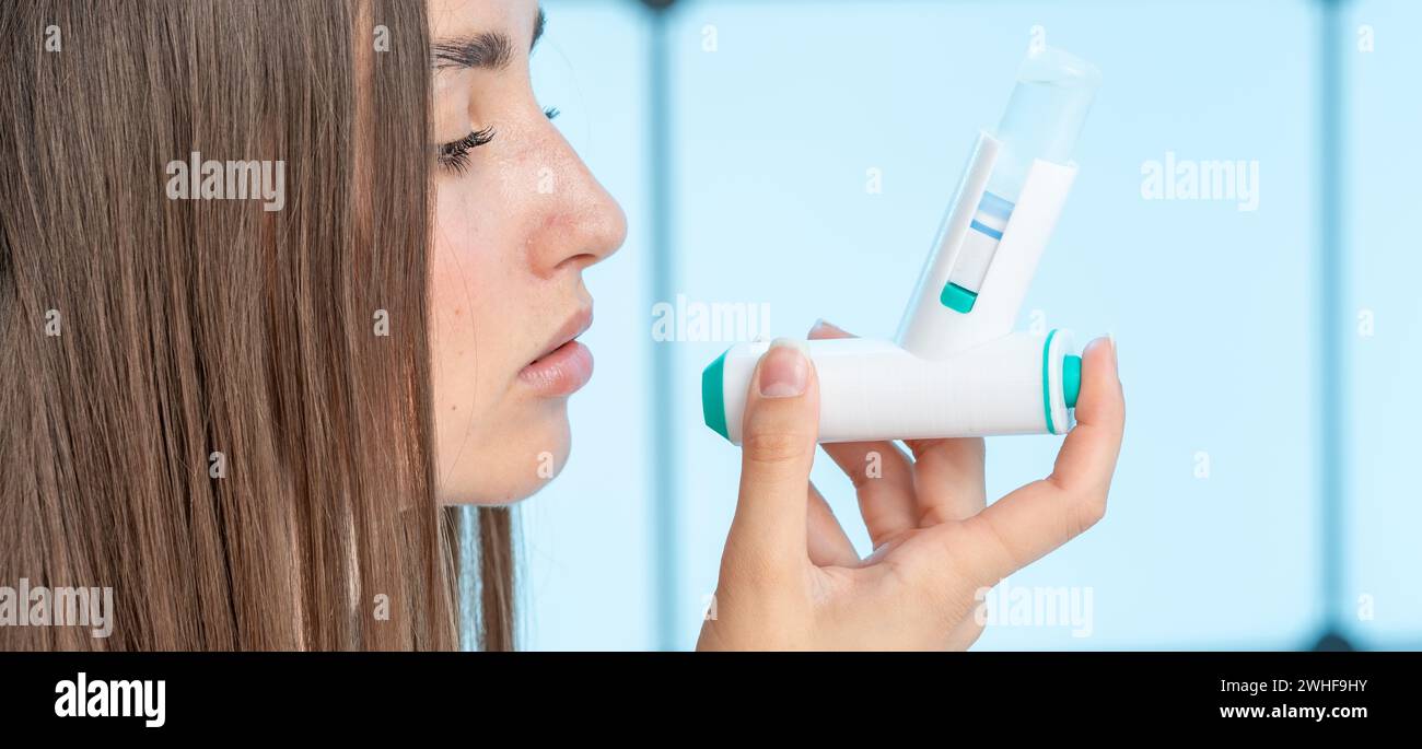 Woman holding inhaler in hand Stock Photo - Alamy