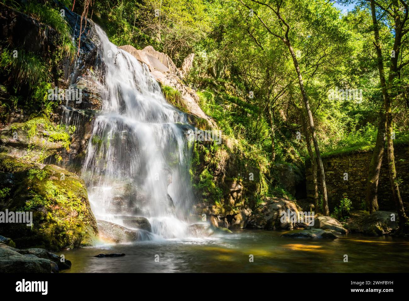 Beautiful scene waterfall flowing hi-res stock photography and images ...