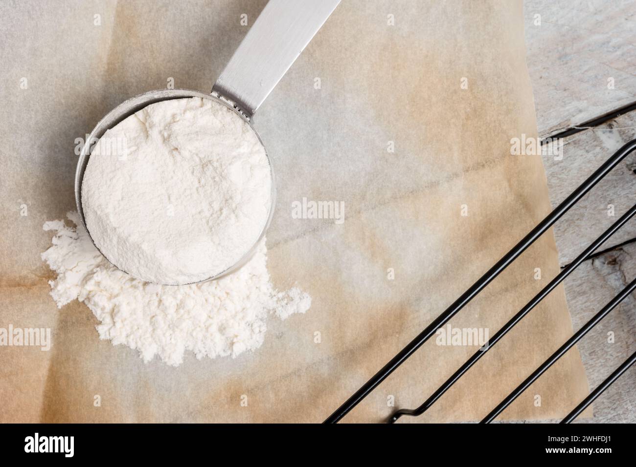Measuring cup flour hi-res stock photography and images - Alamy