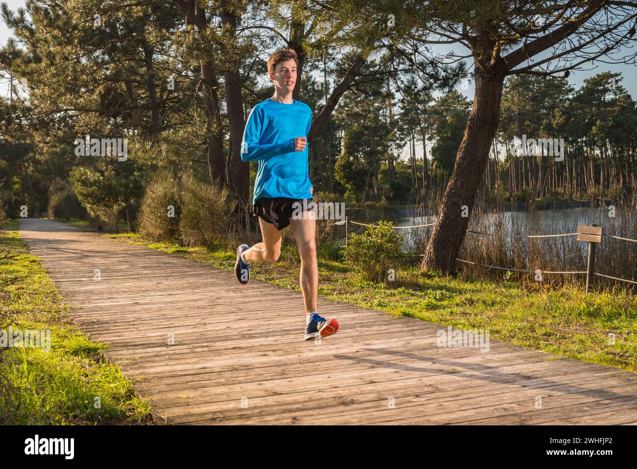Young man running Stock Photo - Alamy