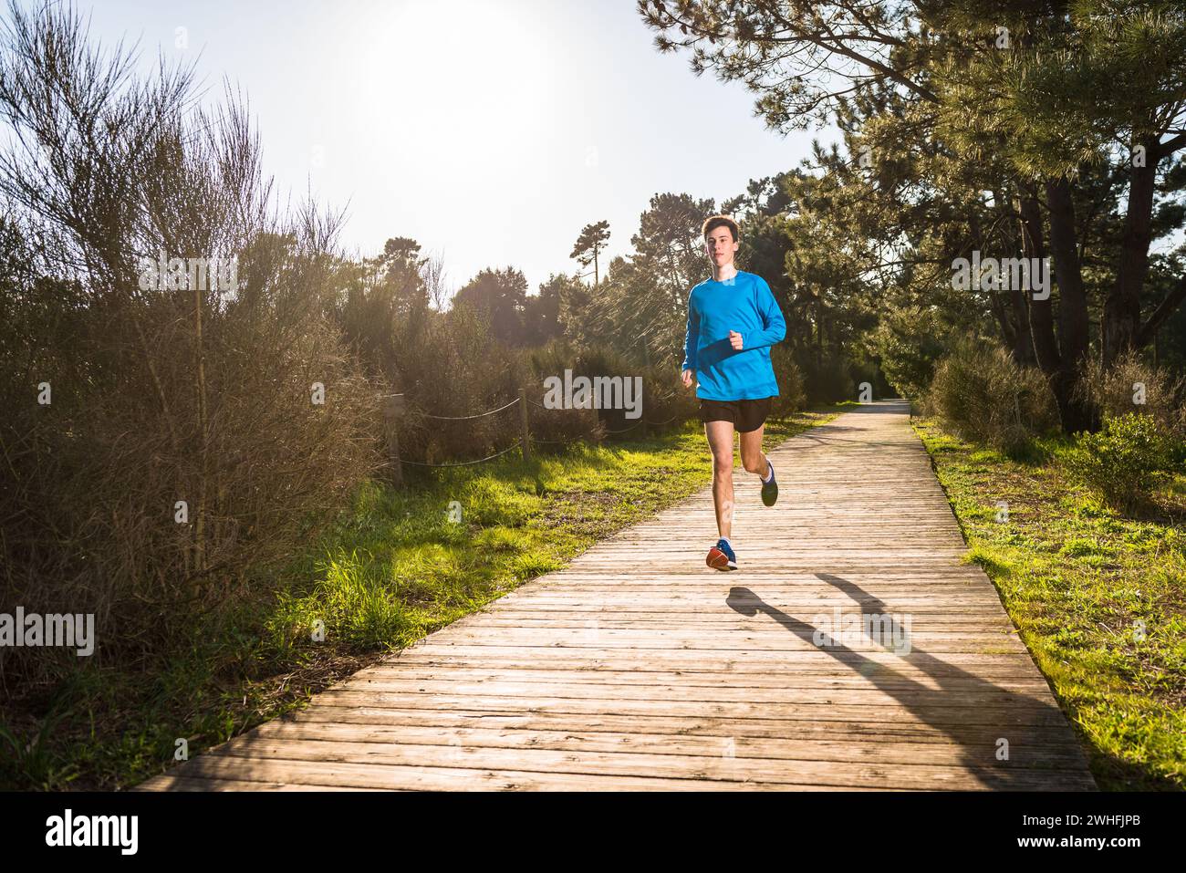 Young man running Stock Photo - Alamy