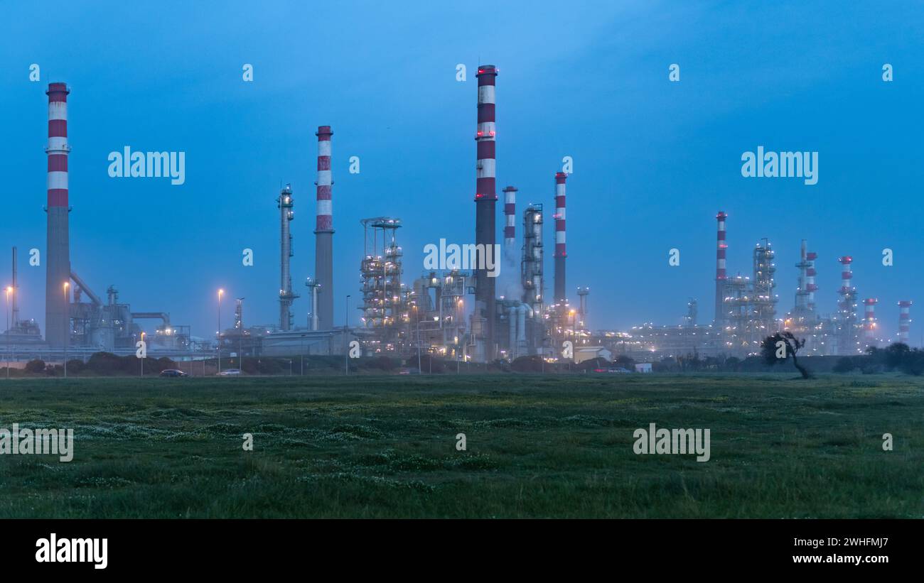 Refinery view hi-res stock photography and images - Alamy