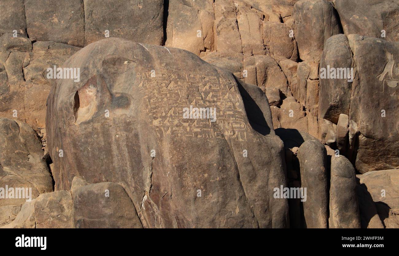 ancient egyptian hieroglyphs carved on rocks Stock Photo - Alamy