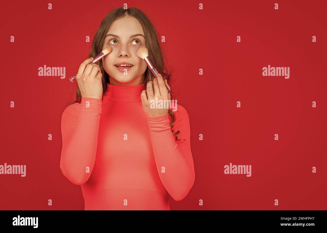 happy teen girl apply powder on face with makeup brush Stock Photo - Alamy