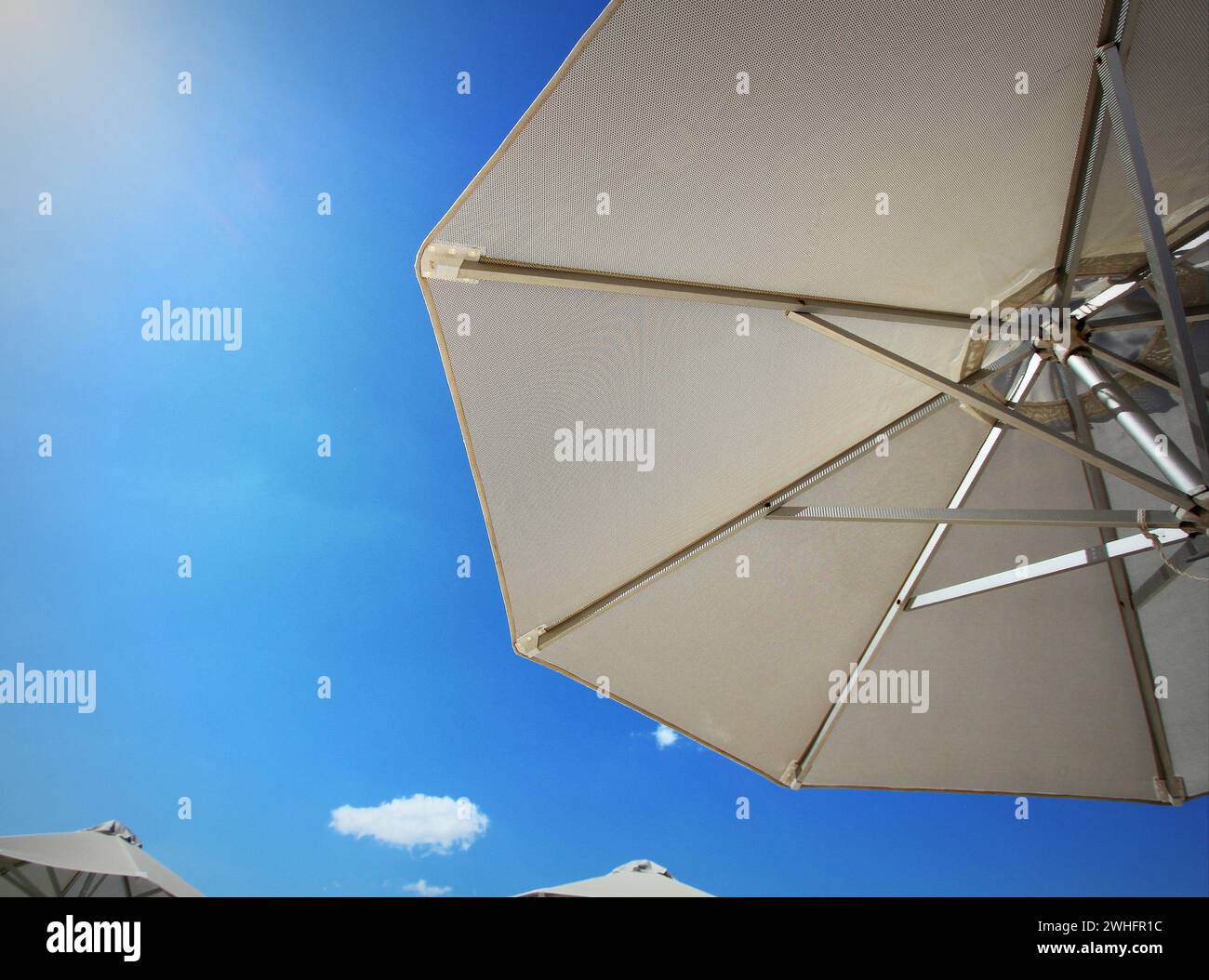 Green sun umbrellas hi-res stock photography and images - Alamy