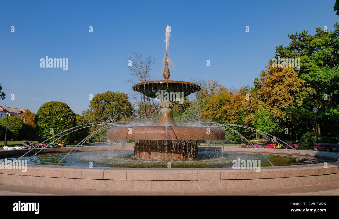 Beautiful urban park water fountain hi-res stock photography and images ...