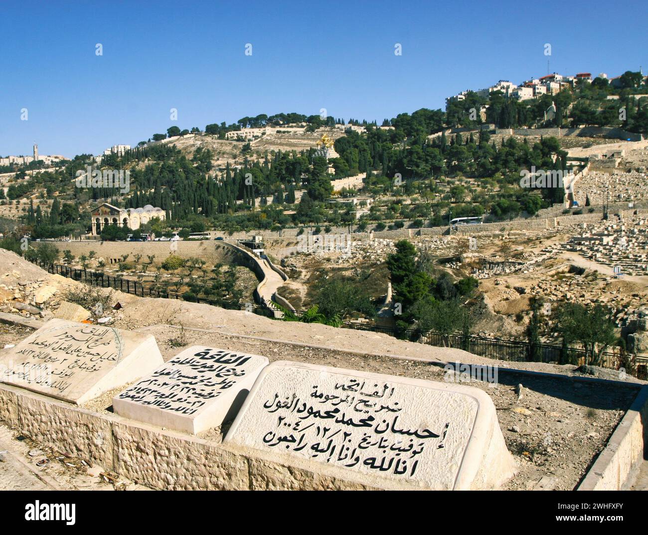 Muslim tombs at the Old City Wall in Jerusalem Stock Photo - Alamy