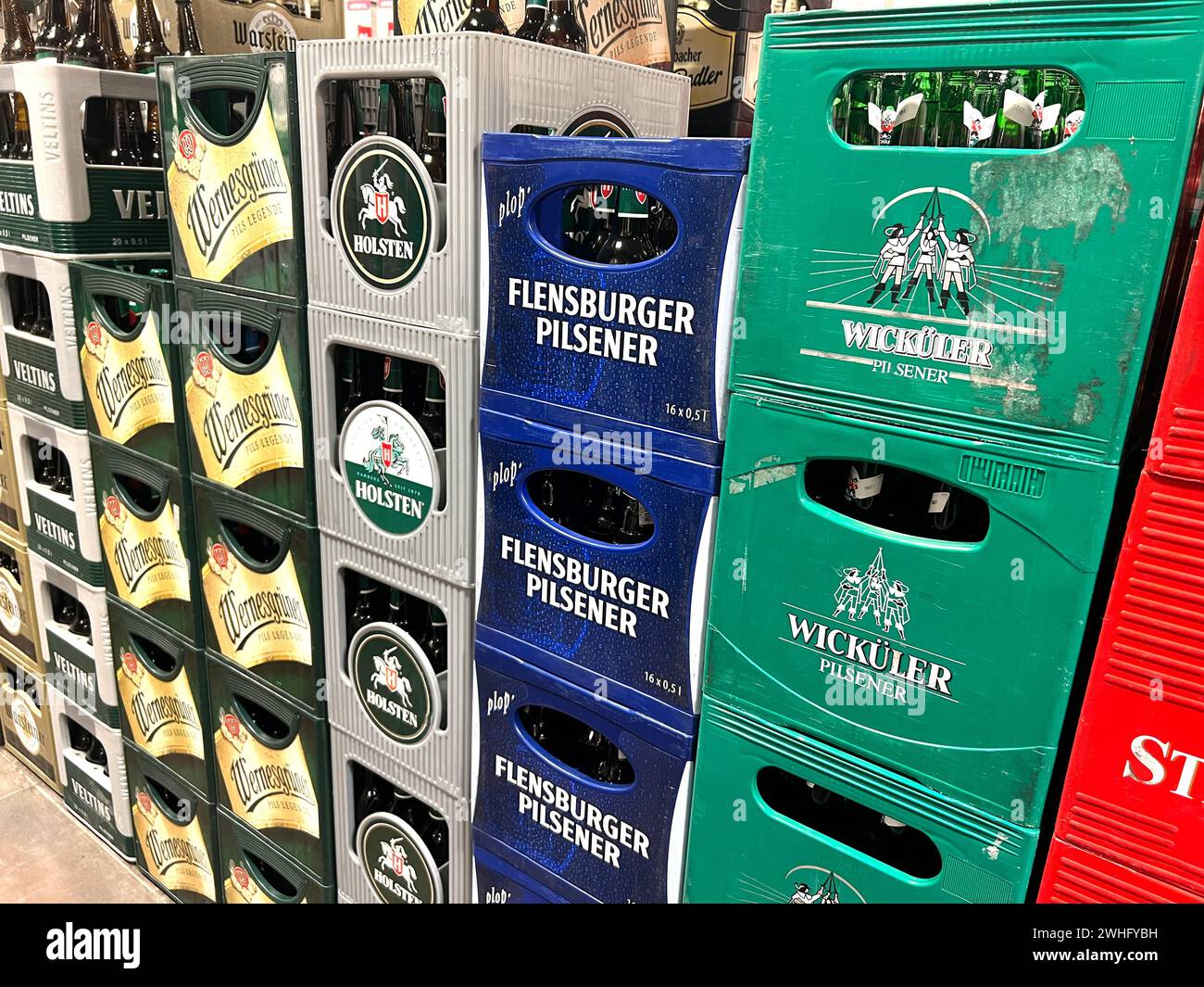 Bierkästen im Supermarkt *** Beer crates in the supermarket Copyright ...