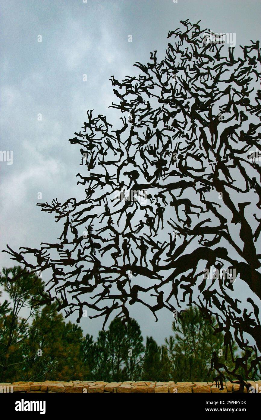 Kunstwerk auf dem AuÃŸengelÃ¤nde von Yad Vashem in Jerusalem. View of ...