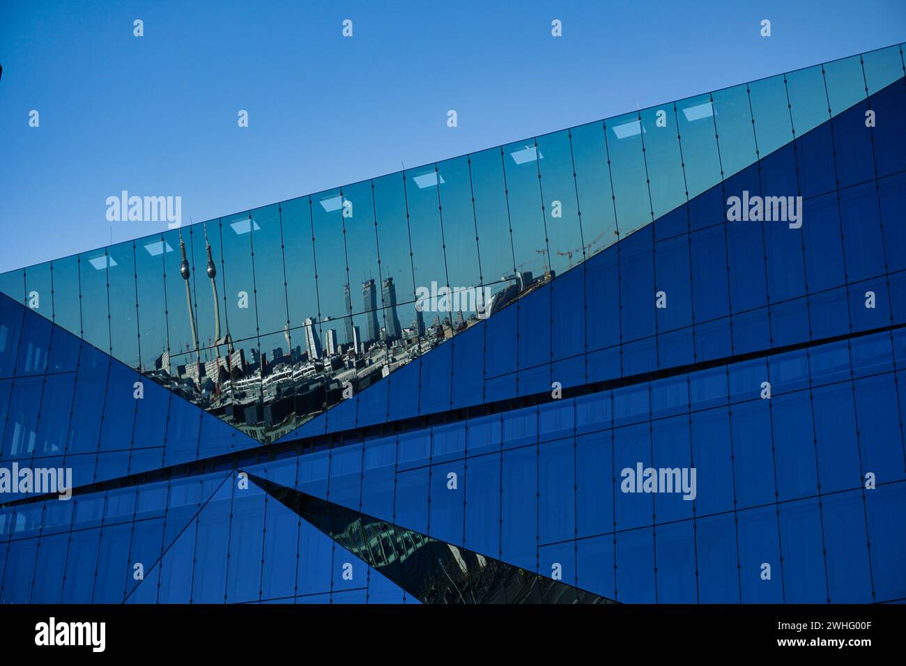 Cube at Berlin Central Station Stock Photo - Alamy