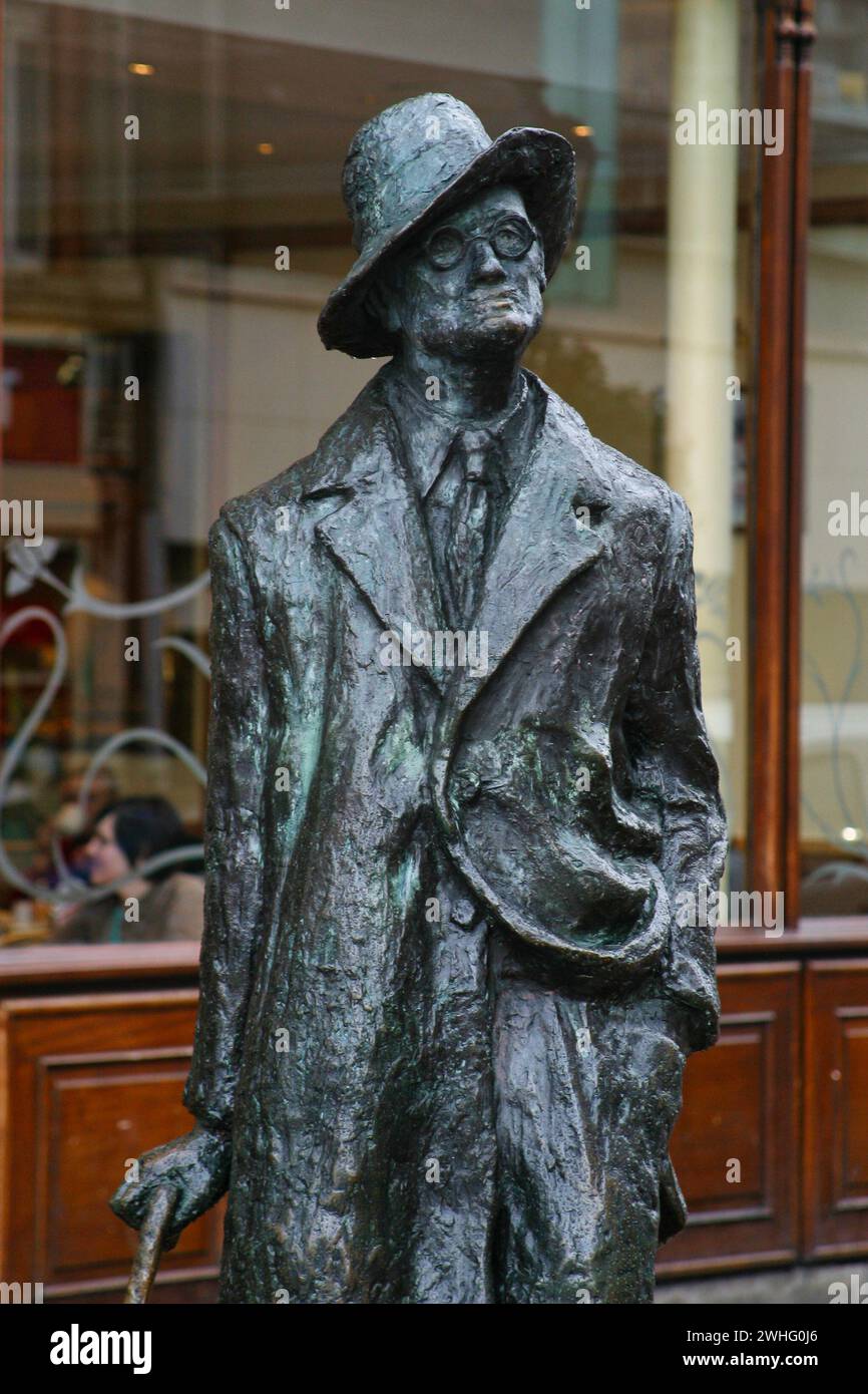Jonathan swift statue hi-res stock photography and images - Alamy