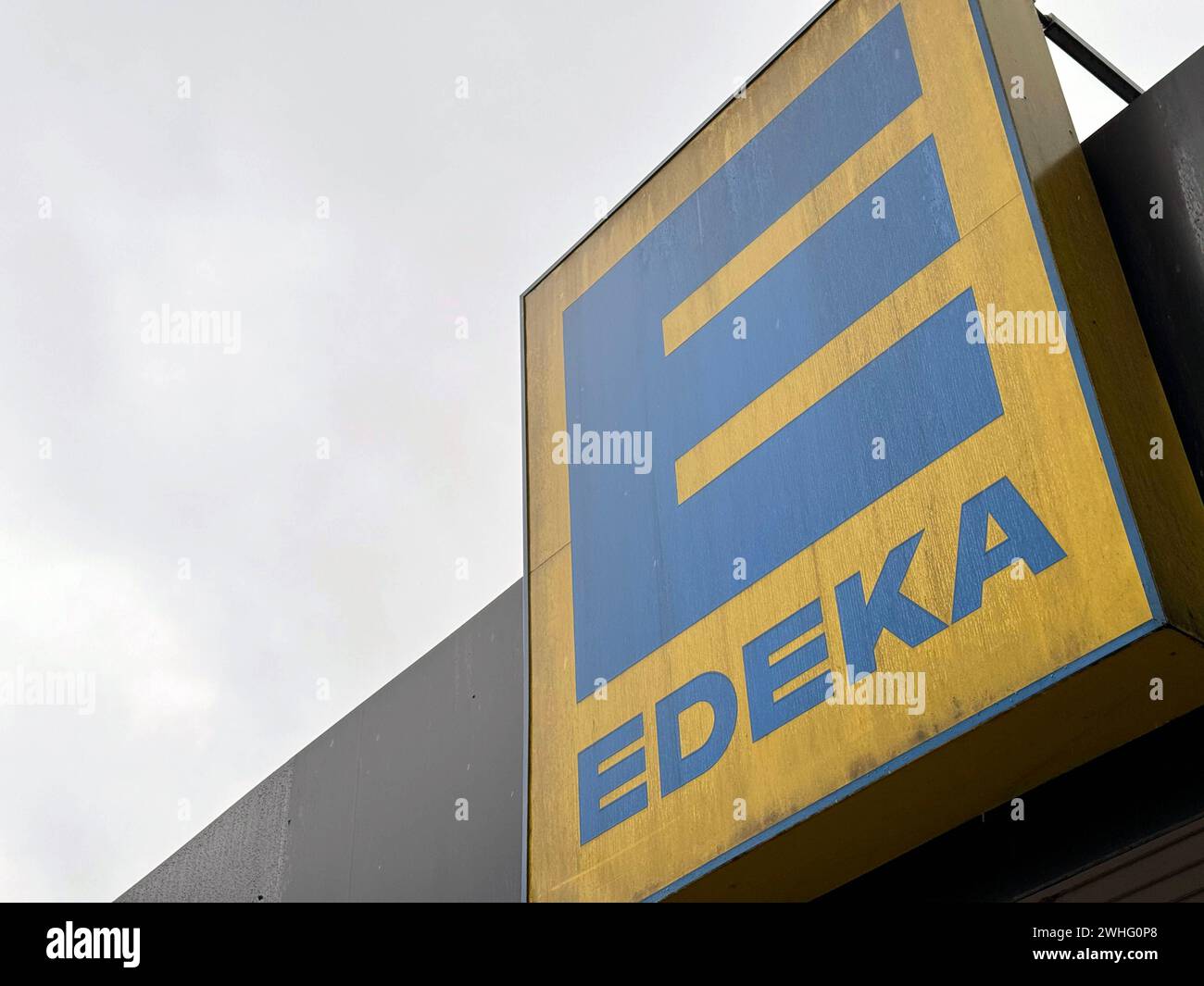 Eine Filiale von Edeka, Logo am Gebeaude Gebäude, an einem regnerischem ...
